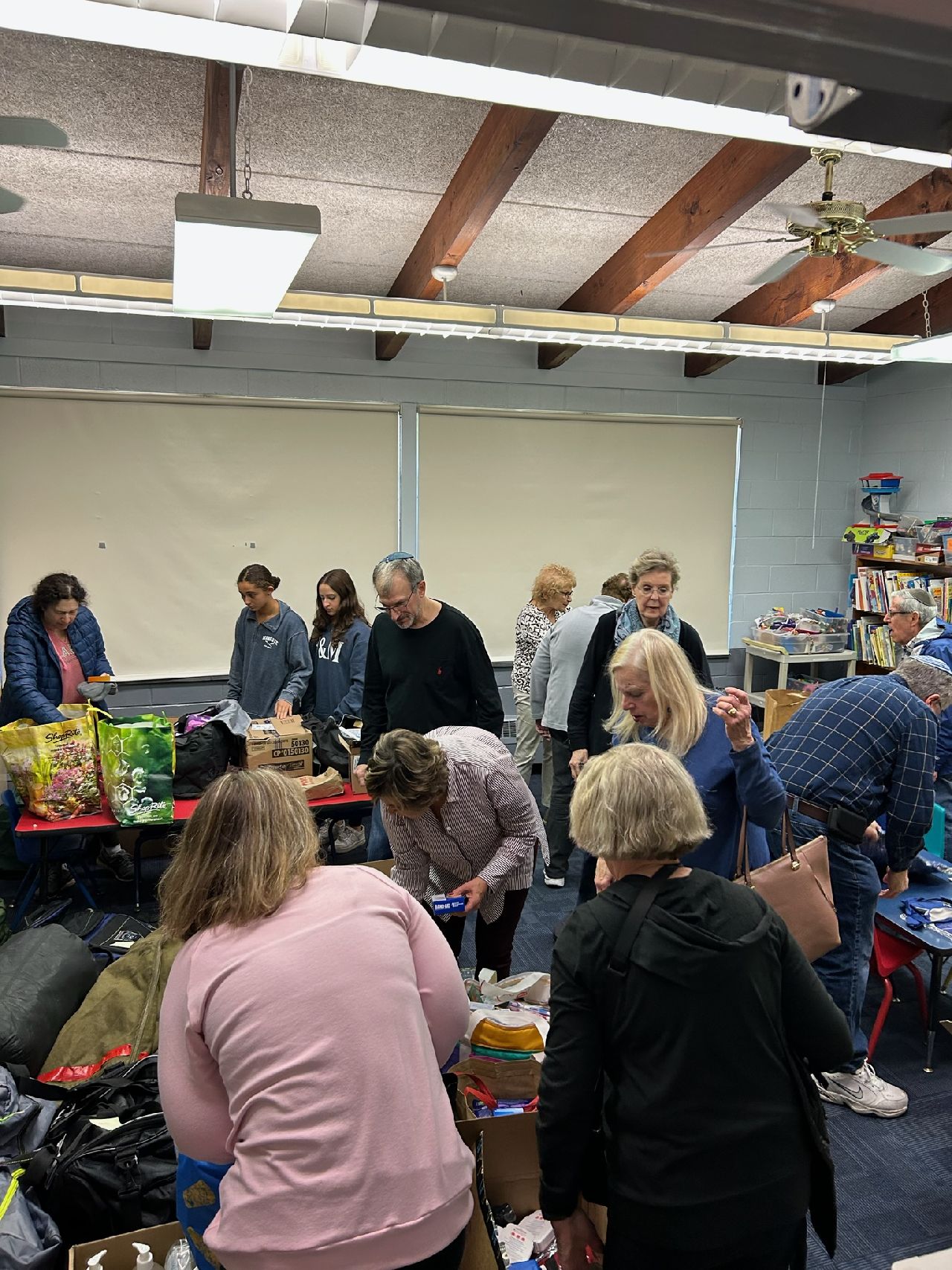Congregation in Toms River Collects, Sends Supplies for Israeli Soldiers