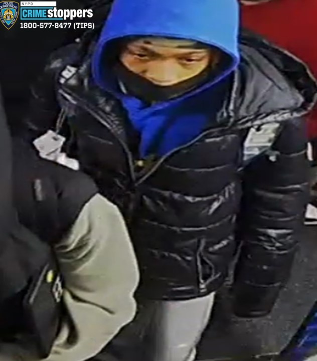 Police seek suspects in knife-point robbery of teens aboard Queens bus